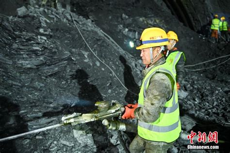 青海西宁至四川成都铁路四川段首座隧道顺利贯通 中国网