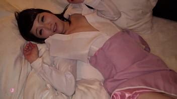 HentaiCosplay Se cambia a un largo uniforme rosa de dama y mientras hace que su cuerpo esté