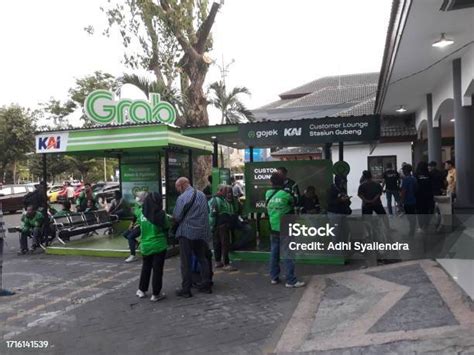 수라바야 구벵 역 Gojek은 온라인 운송 비즈니스 회사입니다 기차역에서의 사람들 활동 Brand Name에 대한 스톡 사진 및