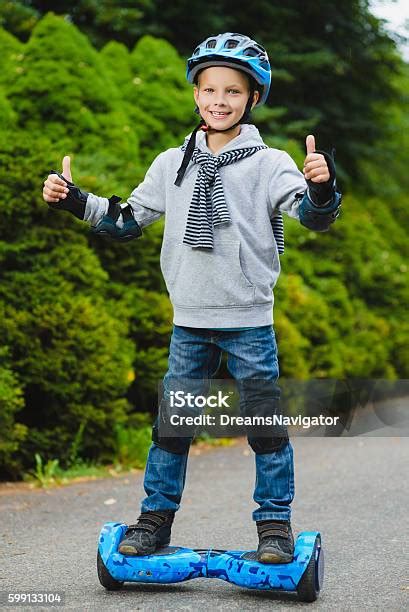 호버 보드 또는 자이로 스쿠터 야외에 서있는 행복한 소년 거리에 대한 스톡 사진 및 기타 이미지 거리 굴리기 균형