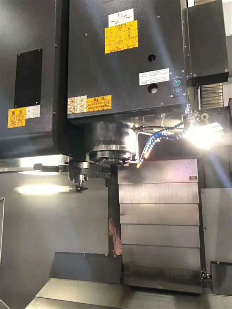 出售一批台湾高峰VMC15800价格电议FANUC 0i MD系统主轴BT50齿轮头带刀库三轴硬轨工作台1900 850行程