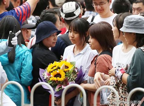 解放了！2017高考結束 考生喜笑顏開 考生家長帶鮮花迎接 每日頭條