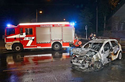 Auto Brennt Nach Unfall Aus Verletzte Und Hoher Schaden