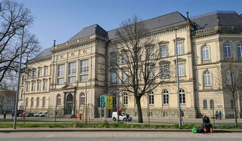 Vor Gericht Rentner Baten Museum Kunstschätze An Mopo