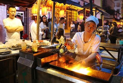甘肃陇南：新夜市“烟火味”浓 人民图片网