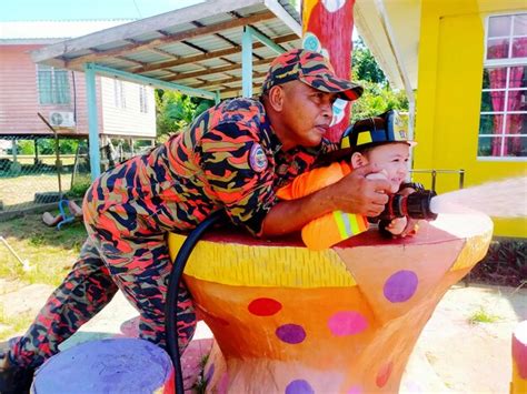 Portrait Of Young Woman Sitting On Table Premium Photo