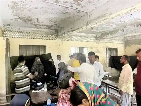 কেন্দ্র দখলের অভিযোগে স্বতন্ত্র প্রার্থীর ভোট বর্জন ইভিএম বিড়ম্বনা