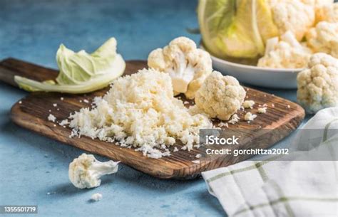 무료 텍스트 공간이있는 밝은 돌 배경에 그릇에 콜리플라워 쌀 콜리플라워 라이스에 대한 스톡 사진 및 기타 이미지 콜리플라워 라이스 0명 강판에 갈기 Istock