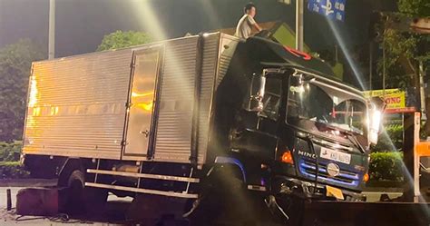 Xe Tải Tông Dải Phân Cách Tài Xế Thoát Chết Trong Gang Tấc