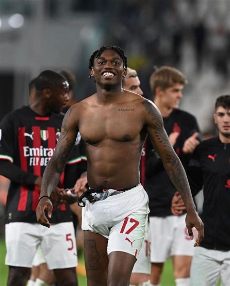 Rafael Leão 𖤐 Fit Men Bodies Surfer Guys Cute Dreads