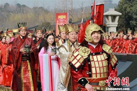 30对新人在徐州汉文化景区举办汉式婚礼图国学网 国学经典 国学大师 国学常识 中国传统文化网 汉学研究