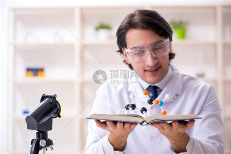 年轻男科学家在高清图片下载 正版图片504086316 摄图网