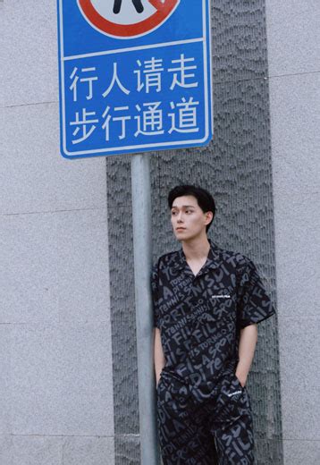 宋佩泽休闲酷帅写真照片明星库 陪你看剧情网