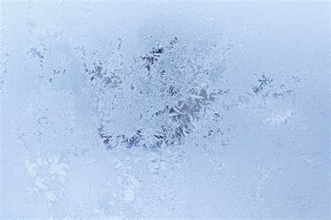 유리에 서리가 내린 패턴입니다 이 그림은 차가운 공기로 만들어졌습니다 0명에 대한 스톡 사진 및 기타 이미지 0명 겨울 결정체 Istock