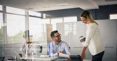 사무실에서 일하는 세 명의 사업가 문서를 읽는 두 명의 사업가 사진 Unsplash의 세르비아 이미지