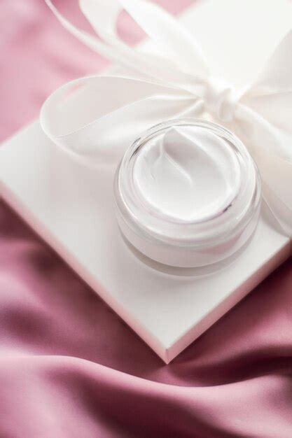 Creme Hidratante De Luxo E Uma Caixa De Presente Branca Foto Premium