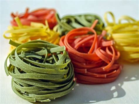 ماکارونی شکل دار رنگی پاستا لوله تو خالی پنه ای صدفی مناسب لازانیا