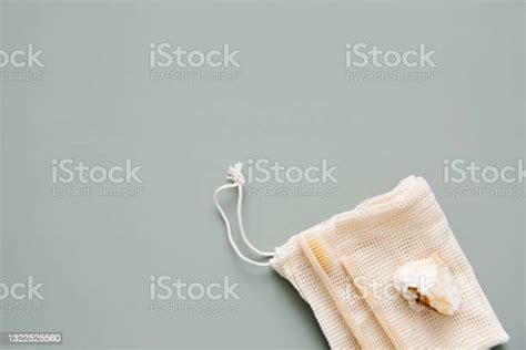 천연 욕실 액세서리 나무 칫솔 녹색 배경의 수두 상단 보기 폐기물 개념 친환경 라이프 스타일 플라스틱 없음 공간을 복사합니다 0