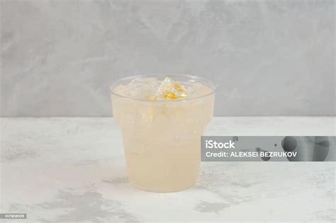 Pomada는 일회용 플라스틱 컵에 담겨 마신다 진과 레모네이드를 곁들인 상쾌한 여름 아이스 칵테일 음식과 음료를 가져 가라 0