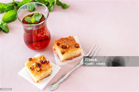 Basbousa 또는 Namoora 전통적인 아랍 디저트 맛 있는 수 제 밀기 울 케이크입니다 Spase에 복사 합니다 선택적
