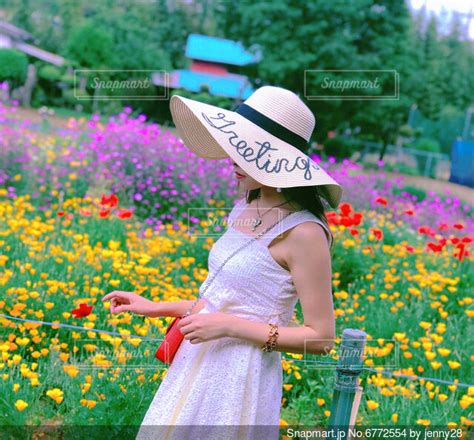 ドレスを着ている人の写真・画像素材 Snapmart（スナップマート）