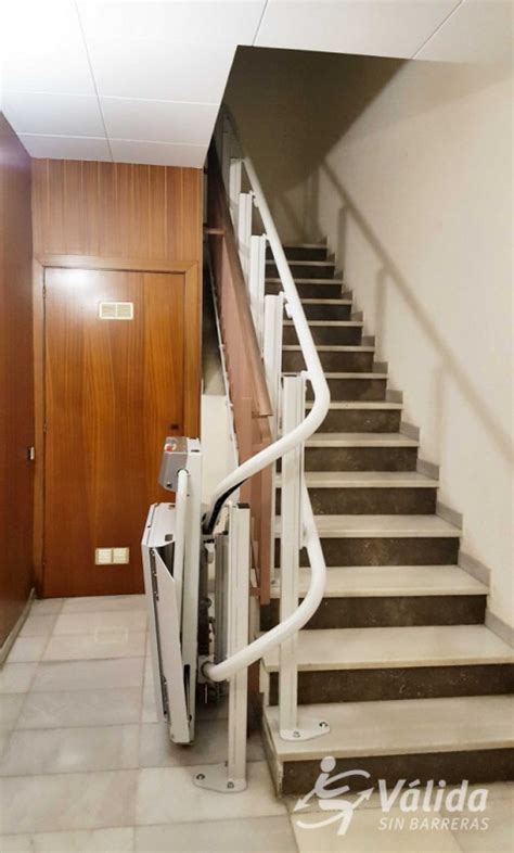 Plataforma salvaescaleras DÉCOR en comunidad de vecinos de Esplugues de Llobregat Barcelona