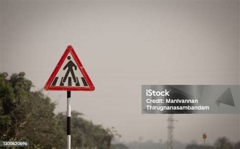 전방 횡단 보도를 나타내는 인도 도로 표지판 사람들이 길을 건너기 위해 미리 얼룩말 횡단을 나타내는 표지판 0명에 대한 스톡