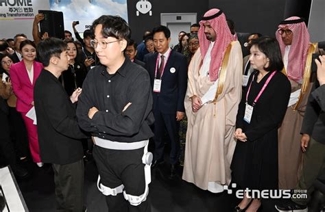 웨어러블 로봇 살펴보는 오세훈 시장 전자신문
