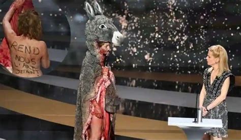 Shock As Popular Actress Strips Nked On Stage During Awards Ceremony