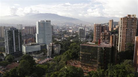 Así es como las pandillas sacan a familias de sus casas en un barrio de Medellín para crear