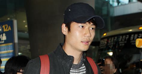 포토엔 기성용 가죽재킷으로 완성한 공항패션