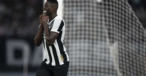 Botafogo vence o Inter amplia vantagem na liderança