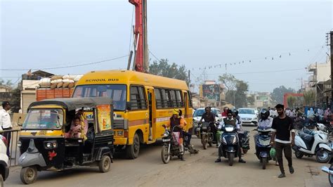 सरेखा ओवर ब्रिज निर्माण कार्य लग रहा जाम परेशान हो रहे राहगीर
