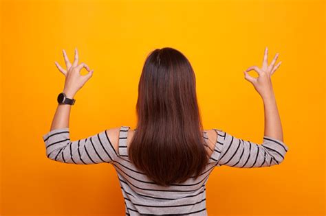아시아 여자의 다시 보기 더블 확인 손 기호 표시 노랑에 대한 스톡 사진 및 기타 이미지 노랑 베이지 사람들 Istock
