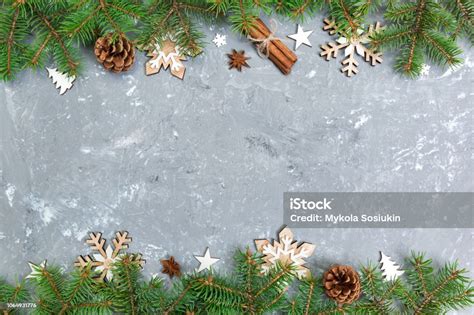 전나무 나무와 회색 시멘트 테이블에 Snowflaces 크리스마스 배경 디자인에 대 한 복사 공간 평면도 0명에 대한 스톡 사진