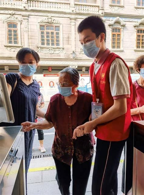 汕头金平青年志愿者：用“志愿红”助燃“中国红”游客