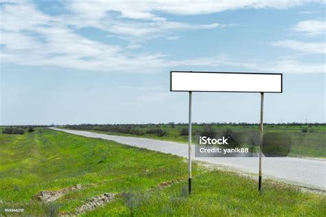 인구 밀집 지역 푸른 하늘과 흰 구름 푸른 잔디로 둘러싸인에 대 한 시골도 근처에 도시 또는 마을 이름에 대 한 빈 오래 된도 표지판 0명에 대한 스톡 사진 및 기타 이미지