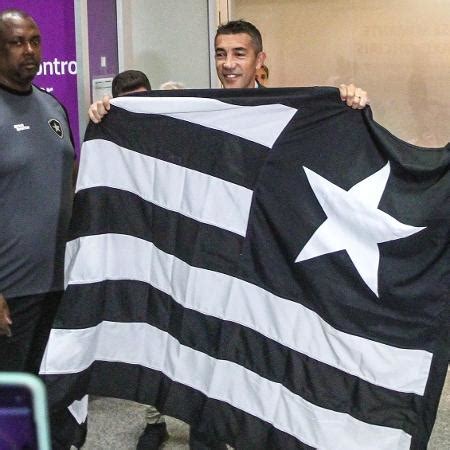 Técnico Bruno Lage desembarca no Rio de Janeiro para assinar o Botafogo