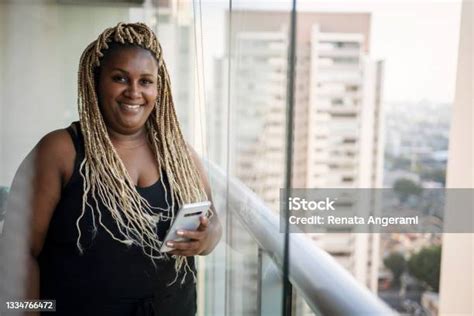 Potret Seorang Wanita Afrikaamerika Yang Cantik Dengan Rambut Dikepang