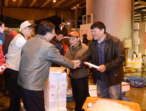 鄭文燦視察魚市場及果菜市場 祝賀市民新春愉快、平安幸福 亞太新聞網 Ata News