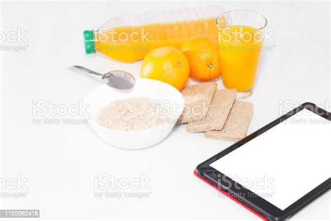 뮤 즐 리와 오렌지 주스로 건강 한 아침 식사 태블릿 공간을 복사 하 여 밝은 배경에 평면도 0명에 대한 스톡 사진 및 기타