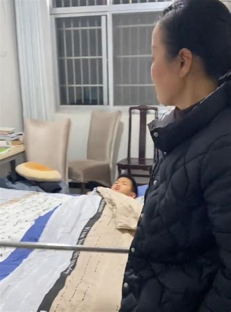 孫卓遭姐姐欺負，被打一個趔趄，抄起板凳還手，還好孫悅跑得快 每日頭條