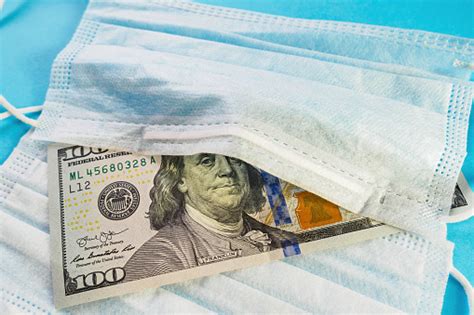 파란색 배경에 100 달러의 의료 마스크와 지폐 적자 투기 및 얼굴 마스크의 부족의 개념 0명에 대한 스톡 사진 및 기타 이미지 Istock