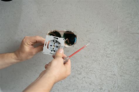 전기 기술자는 스크류 드라이버를 사용하여 소켓을 벽의 전선에 연결합니다 Diy에 대한 스톡 사진 및 기타 이미지 Diy 가정 생활 가정용 시설 Istock