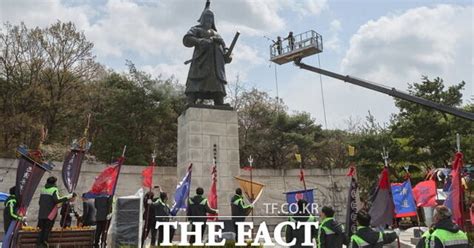 아산시 이순신축제 앞두고 장군 동상 친수식 열어