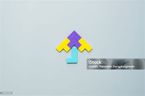 회색 배경에 화려한 나무 퍼즐 조각의 우산 모양 블록 논리적 사고 비즈니스 논리 수수께끼 결정 솔루션 합리적 사명 성공 목표 및