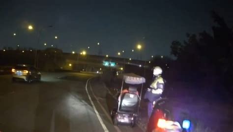8旬翁騎車迷途險上交流道 警即時攔阻救援