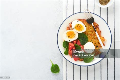 조반 감자는 사워 크림 시금치 샐러드 토마토 삶은 달걀을 가벼운 배경에 담가 둡시입니다 아침 식사에 맛있는 음식 맨 위