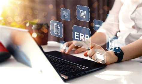 디지털 가상 화면에 아이콘이 있는 노트북 컴퓨터에서 일하는 사업가 전사적 자원 관리 또는 Erp 개념입니다 문서 관리 시스템 가상현실에 대한 스톡 사진 및 기타 이미지