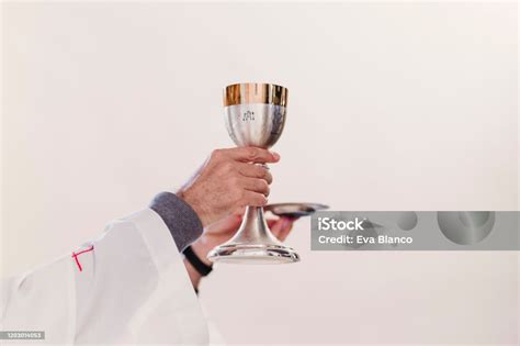 결혼식 의식 동안 잔을 들고 인식 할 수없는 사제 종교 개념 성찬 미사에 대한 스톡 사진 및 기타 이미지 성찬 미사 와인